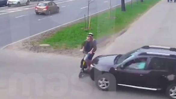 Автомобиль сбил людей на электросамокате