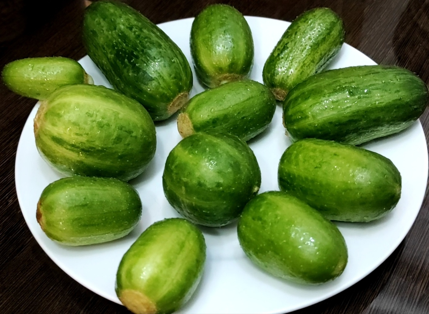 Огурцы размера спичечного коробка сорт чупа -щупс в виде арбуза