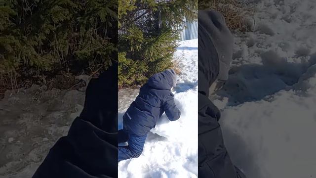 #Shorts Андрей делает крепость из снега