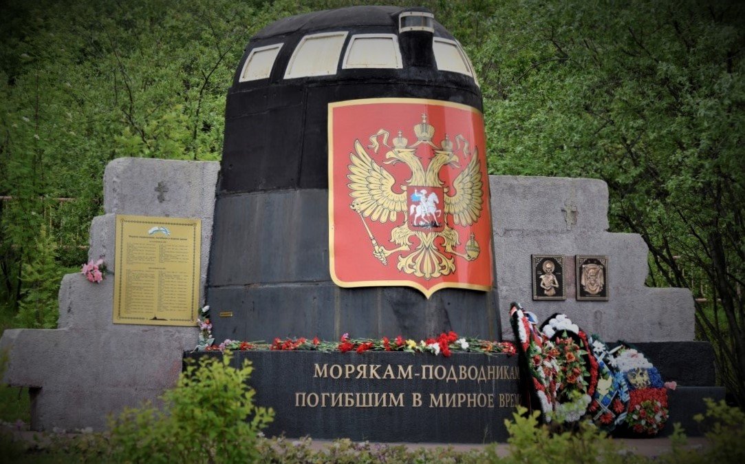 "Морякам, погибшим на подводной лодке Курск."  Запись с концерта: 18 апреля, 2002 года. Звенигород.