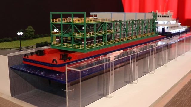 Подъем баржи с контейнерами в шлюзе