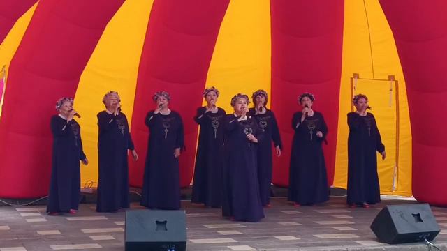 ТАНЦУЙ, КРАСИВАЯ! - вокальный ансамбль "Привокзальные узоры", руководитель Валентина Кудрявцева.