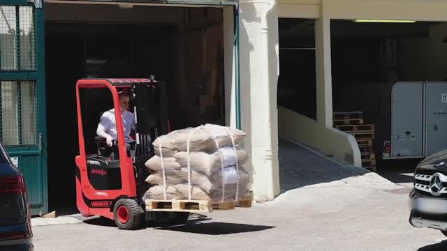 Компактные электропогрузчики Mariotti Mycros в работе с пищевыми продуктами