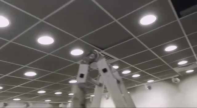 Электромонтажные работы в салоне сотовой связи.