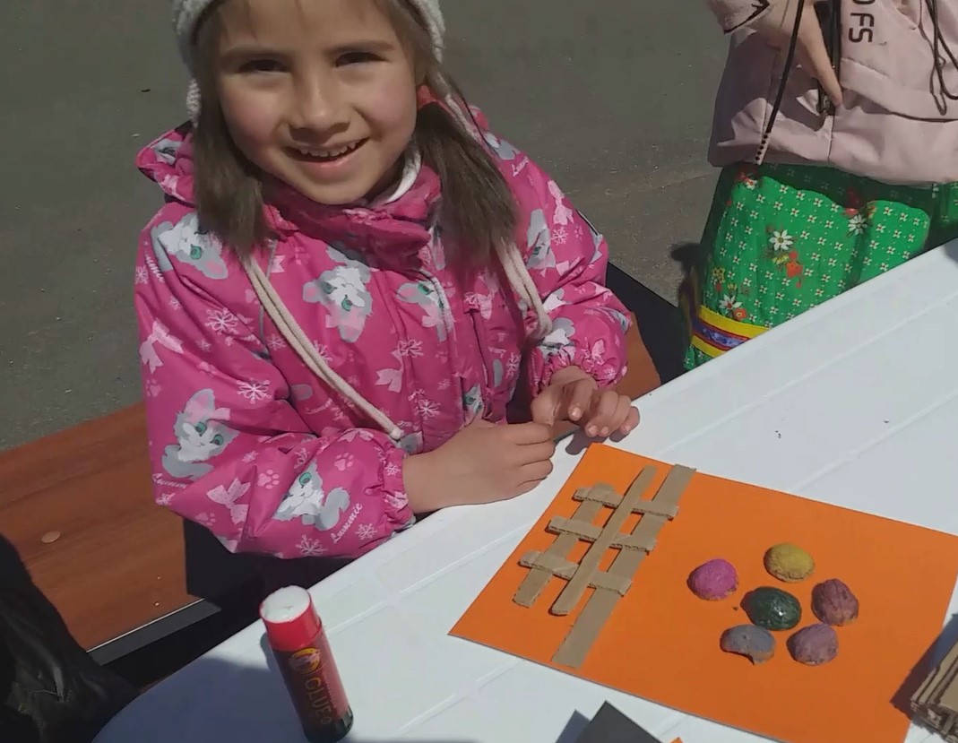 Маша делает поделку