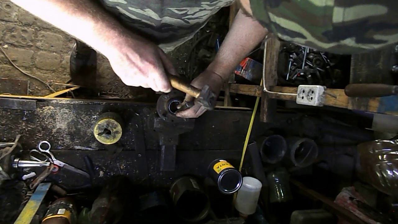 Самодельный трактор.Процесс сборки.Установка ступиц на поворотные кулаки.#12