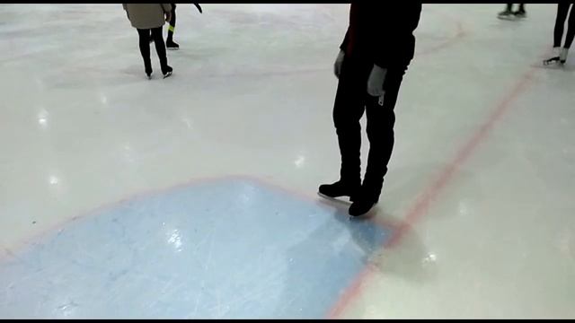 УРОКИ ПО ФИГУРНОМУ КАТАНИЮ №2. Движение спиной вперед, фонарики, дуги (Ice skating tutorial №2).mp4