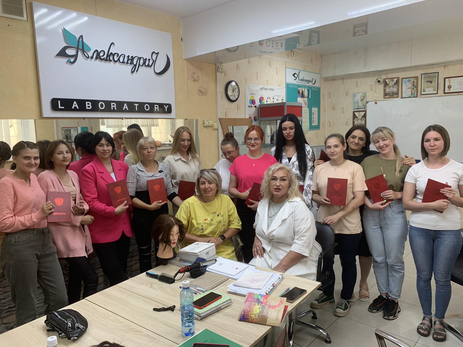 Экзамены в учебном центре Александрия Братск курс - парикмахер стилист