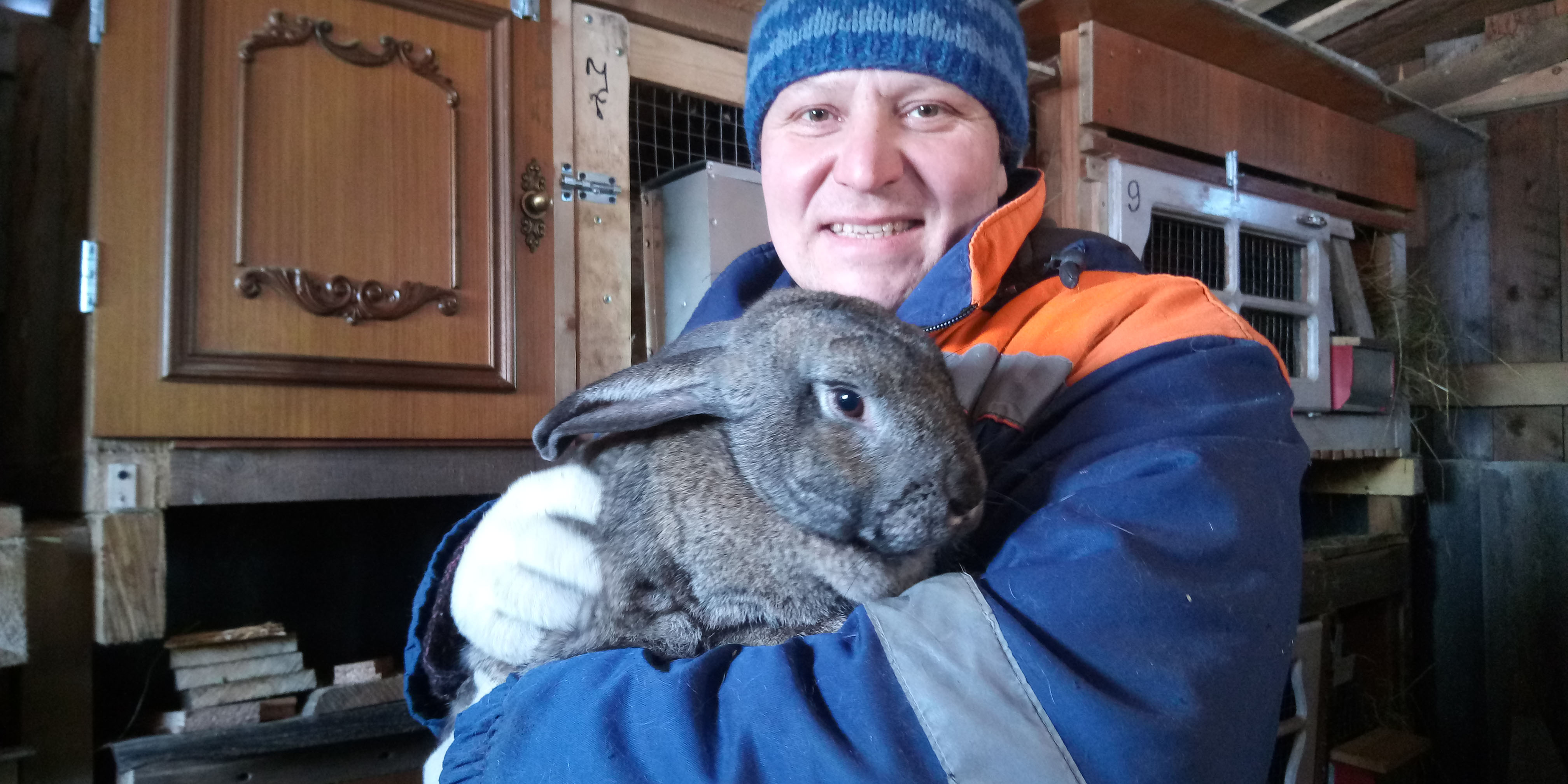 Клетка кроликам своими руками готова- Установка в крольчатнике.mp4