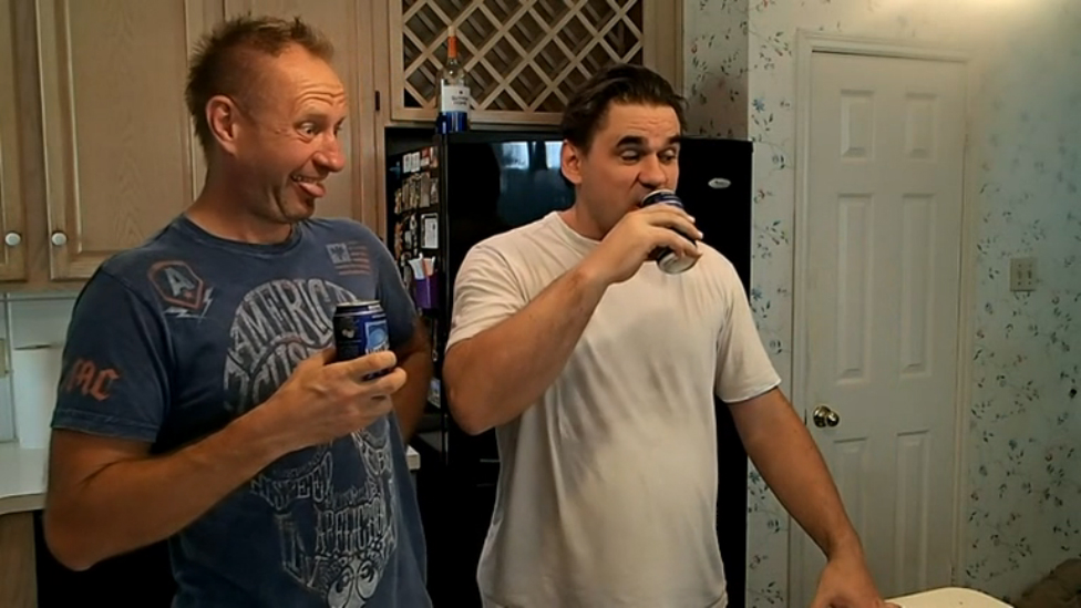 Дрессированный шимпанзе открывает пивные банки