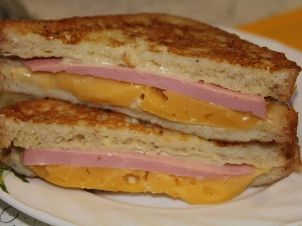 Бутерброды на скорую руку с колбасой и сыром