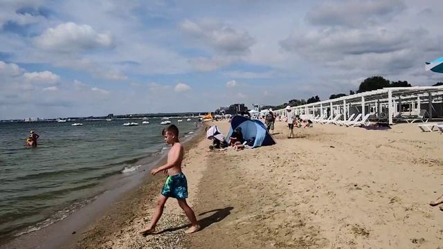 АНАПА ИЮНЬ 2023. ЦЕНТРАЛЬНЫЙ ПЛЯЖ АНАПЫ. ЛЮДЕЙ СТАЛО БОЛЬШЕ. МОРЕ В ТИНЕ