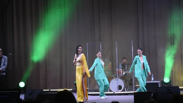 Марина Бриз - Лютики-ромашки. Концерт в Омске. 30.10.22.MOV