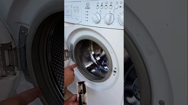 А Вы  чистите  барабан в стиральной машине.