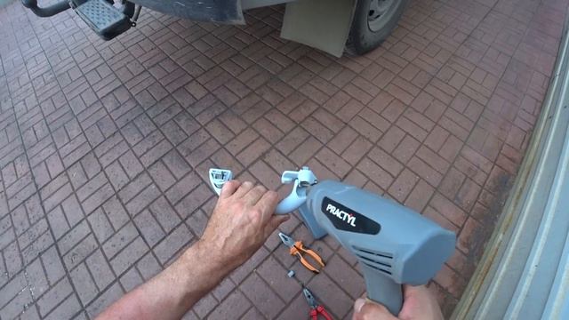 Установка демпферов микролифтов в потолочные ручки Skoda Rapid. Блог "В гостях у Владимира".