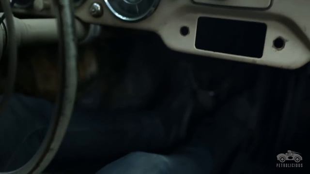 Порше 356 Porsche 356 Is Driven Against