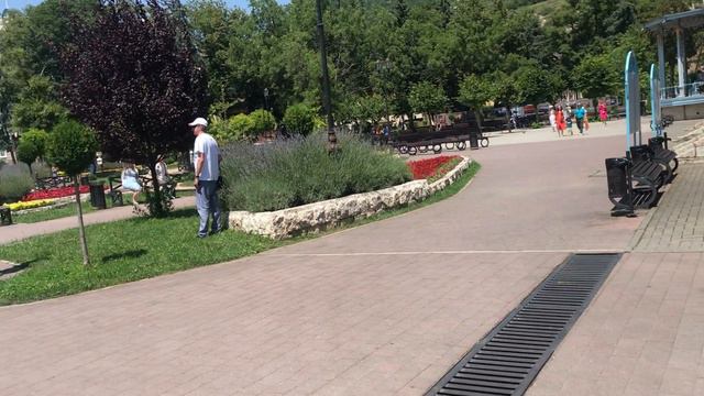 Гуляем по парку Пятигорска, пьем воду из фонтанчика