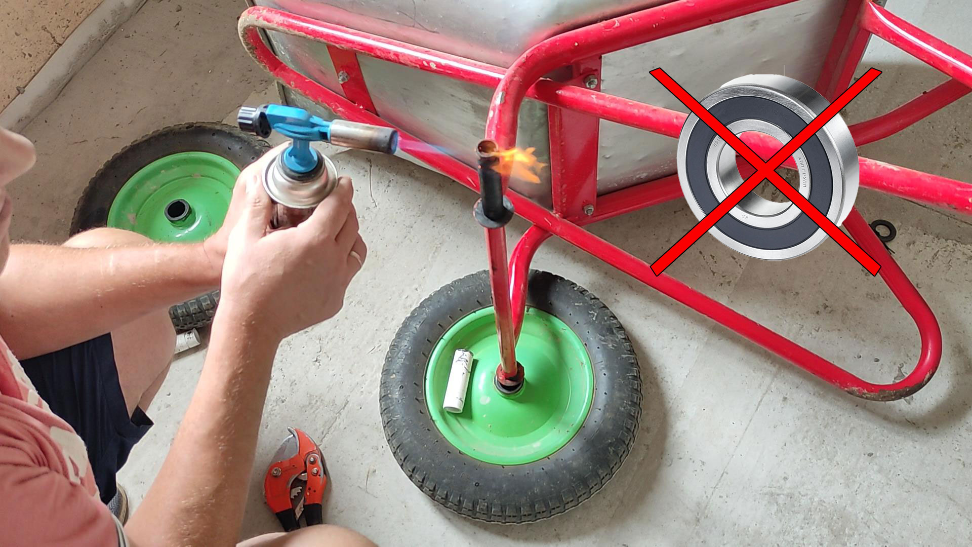 Уменьшить люфт на колесе, тем что под рукой