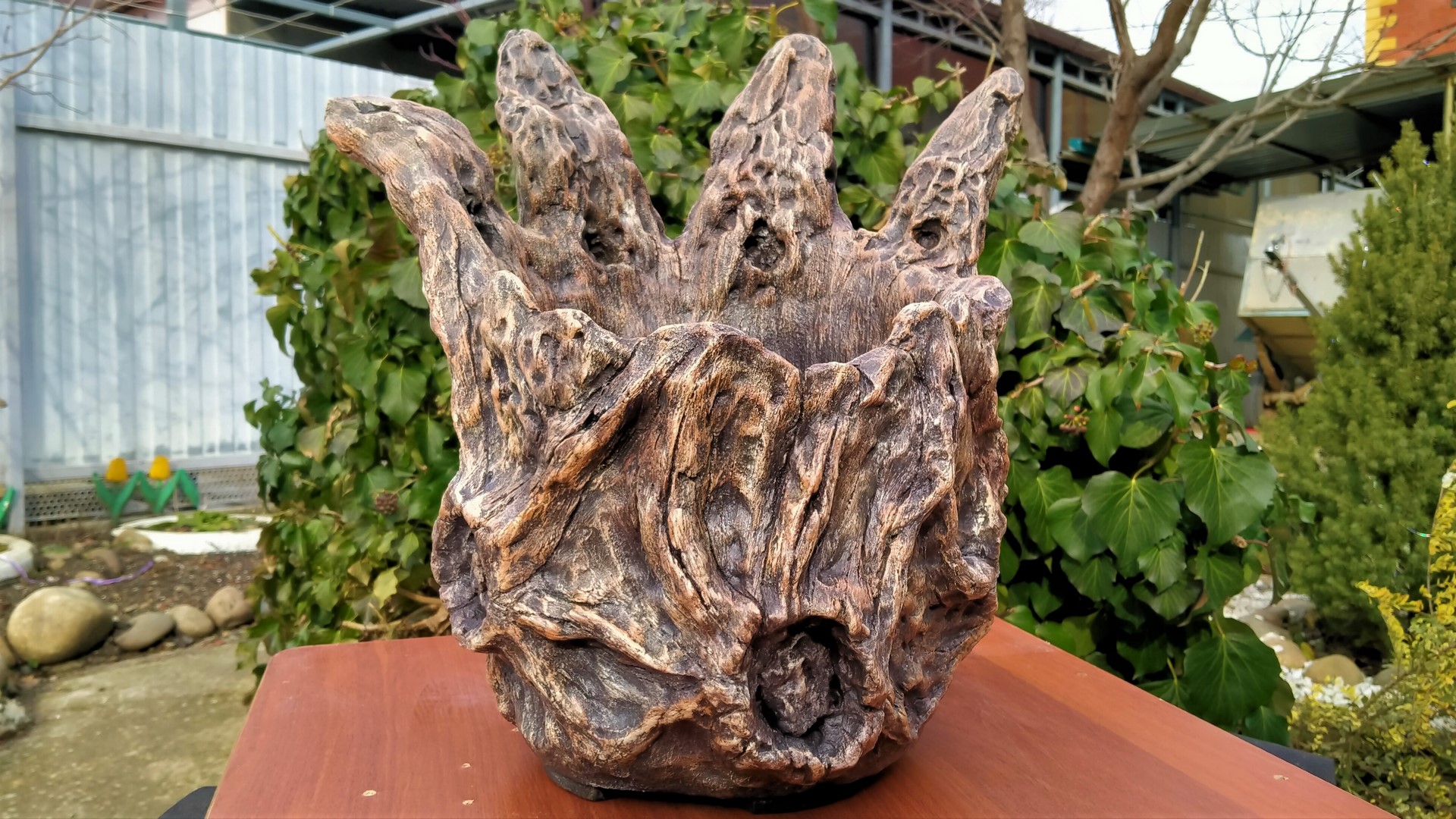 Вазон-кашпо коряга из цемента своими руками