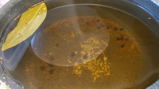 Солёные помидоры фаршированные зеленью и чесноком