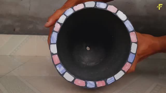 Цветочный горшок с декором из мозаики