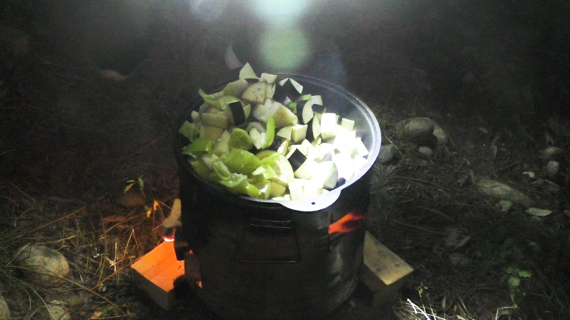 За пару минут сделал печку на рыбалку из простого ведра!  И вот что из этого вышло