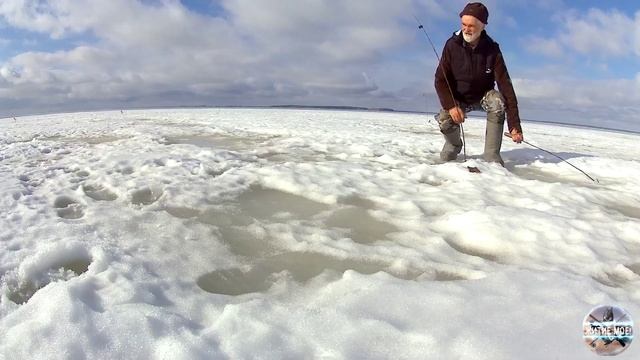 Рыбалка по последнему льду. Зимняя рыбалка. Ловлю щуку и судака в подводном лесу дедовским методом.