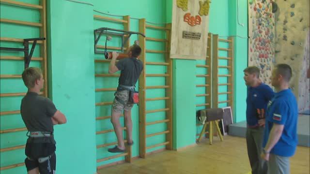 Кто подтянется на вращающейся трубе?