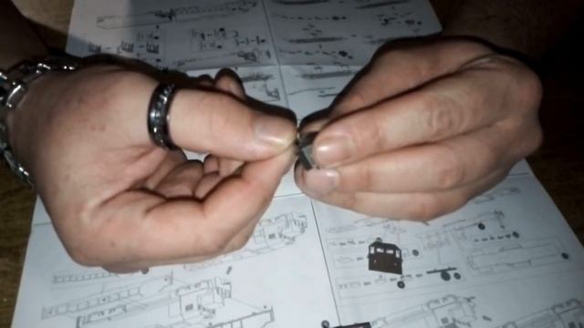 Сборка поезда из металлического пазла