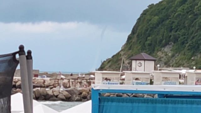 НОВОМИХАЙЛОВСКИЙ 26.07.22. СМЕРЧ В РАЙОНЕ ОРЛЕНКА..mp4