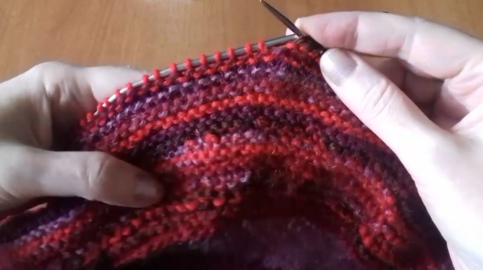 Прибавка петель при вязании по кругу, платочной вязкой