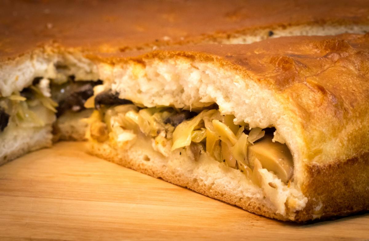 Заливной пирог на кефире с капустой. Простой, быстрый и вкусный рецепт.