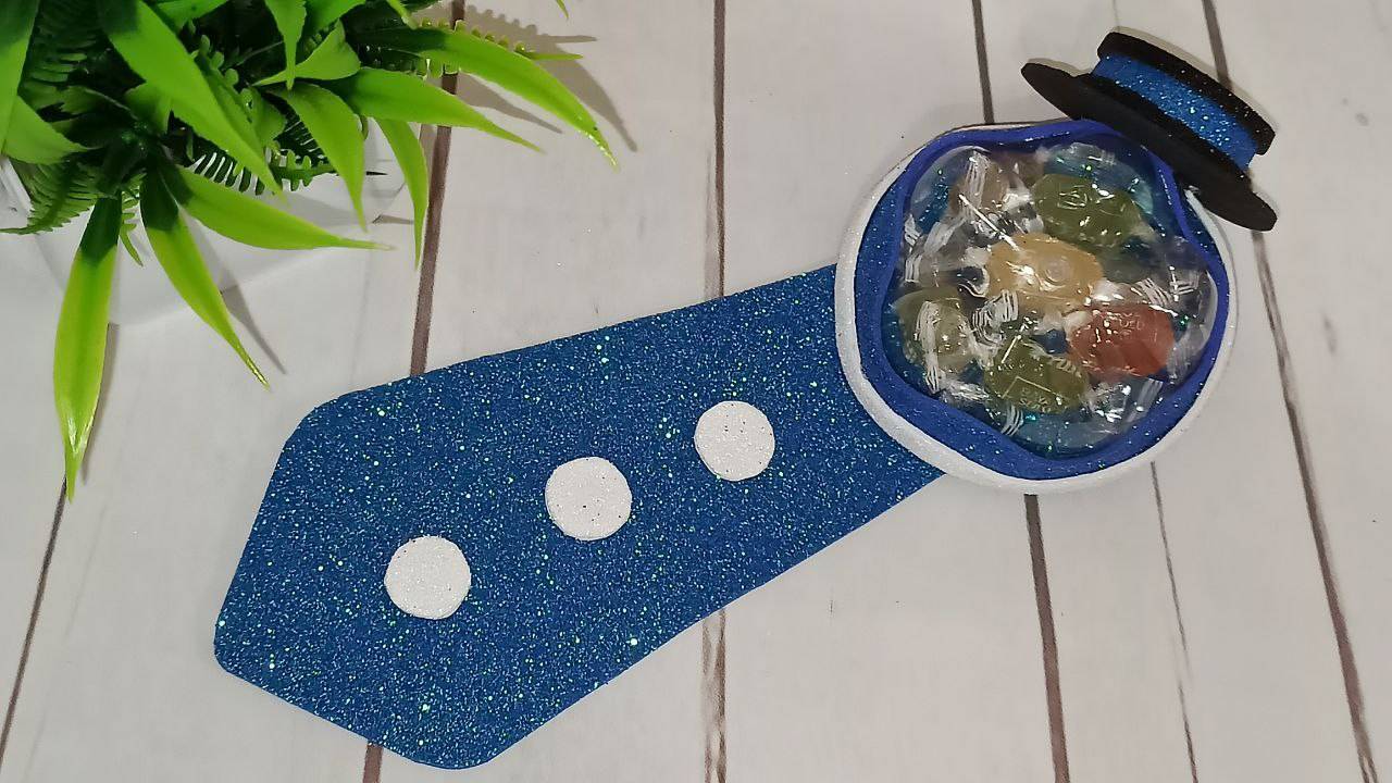 Мастер класс. Подарочек для маленьких джентльменов. Галстук с конфетками из пластиковой бутылки.