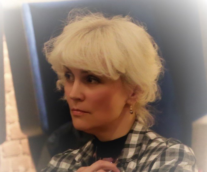 Шесть стихотворений. Читает автор: Елена Артёменко. Запись в Skype. Домашняя запись: 2013 год.