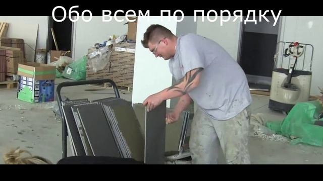 Красивая девушка укладывает напольную плитку.Ремонт квартиры укладка напольной плитки