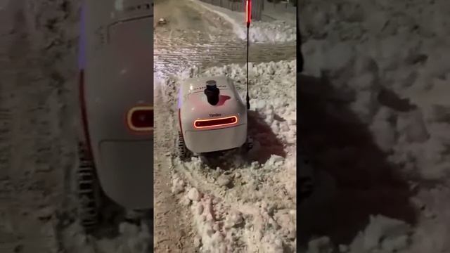 Помог маленькому.mp4