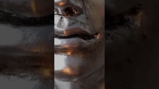 Скульптура "Беллатрикс" выполнена с эффектным декором, с применением серебряной потали.