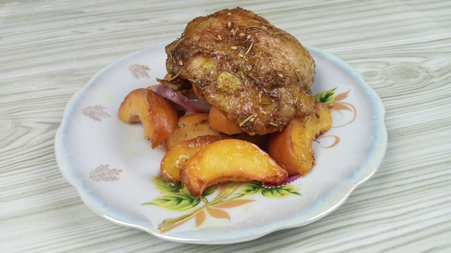 Куриные бёдра, запечённые с персиками, — изысканное блюдо для праздничного стола