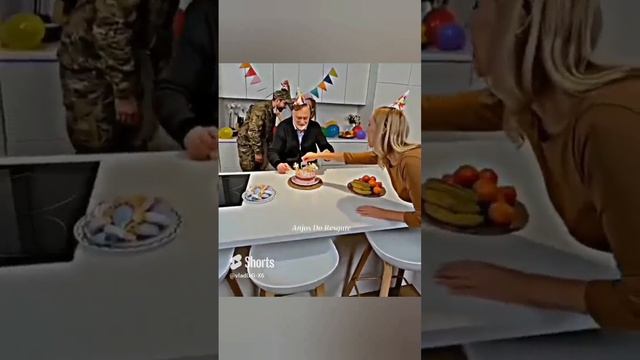 когда вернулся из армии к своей семьи спустя несколько лет и стал известным популярный блогером.mp4