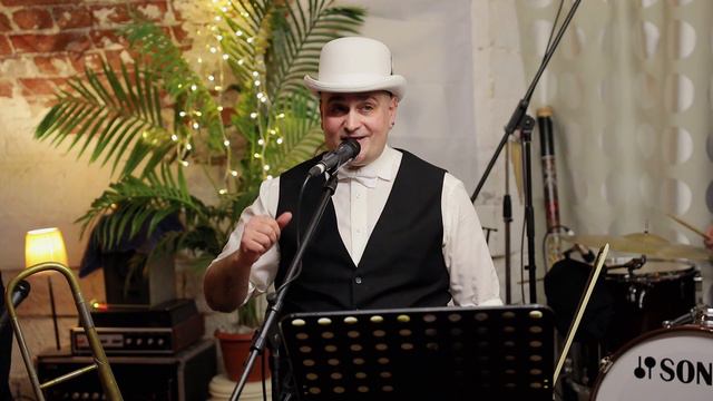 Grand Positive - «Девушка» (стихи: В.Лебедев-Кумач, музыка: М.Блантер) из репертуара Леонида Утёсова