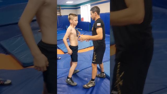 Проход в корпус нырком с последующим броском через себя!