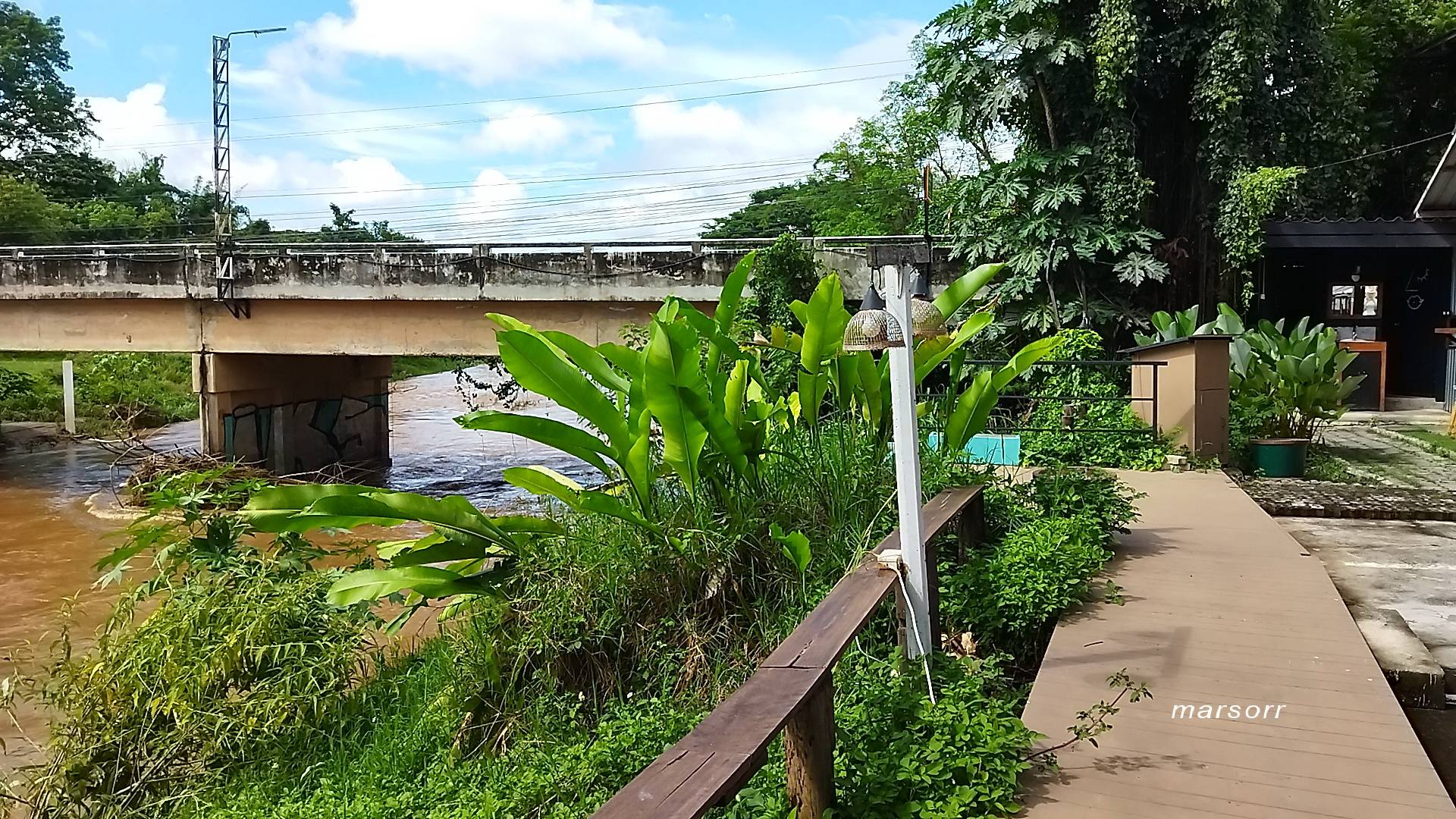 проcто утро. река, небо, облака. мост. деревня пай pai ปาย