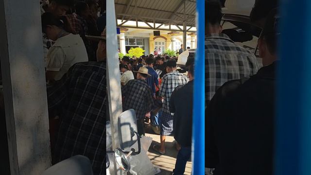 Раздают бесплатную еду в госпитале (Мьянма)