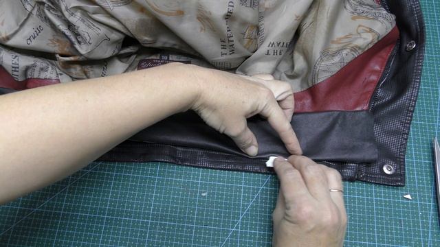 Замена верхнего воротника на куртке из искусственной  кожи.