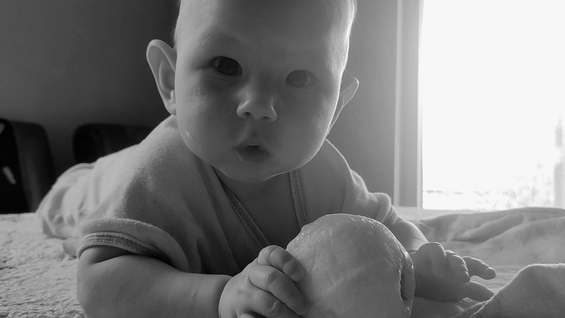 Папа кормит малыша, введение прикорма, навестили щенят, сходили в цирк | наша весна