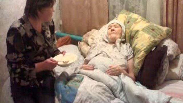 2010.02.16 Нина кормит мать.