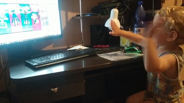 Возбуждённый малыш у компьютера... чё то там ищет находит реагирует....