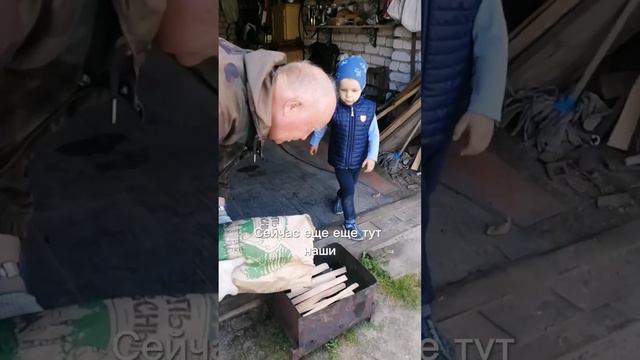 Жарит с дедом шашлыки