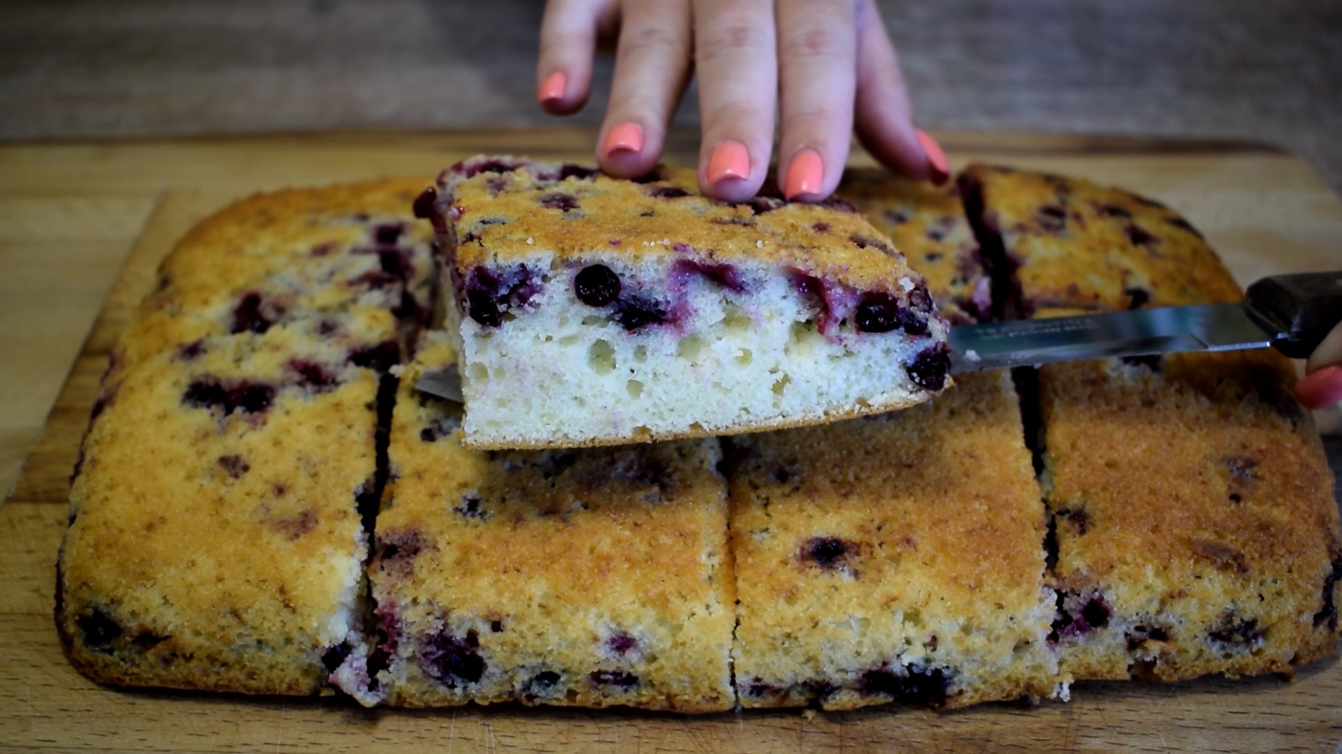 Проще и быстрее не бывает! Все смешать и в духовку! Очень вкусный пирог на сметане с ягодами!