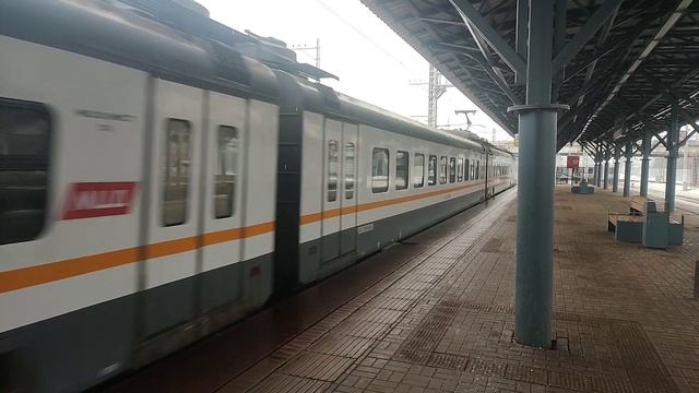 Электропоезда ЭП2Д-0004 и ЭП2ДМ-0220 на станции МЦД Новогиреево. Первый день весны